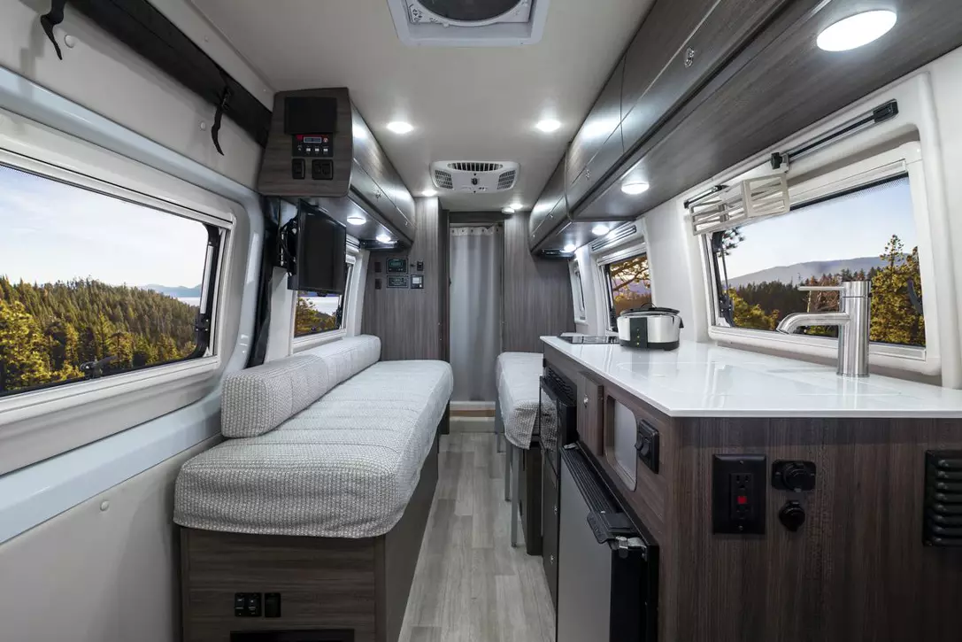 Прыгодніцкі фургон Winnebago Boldt 4348_3