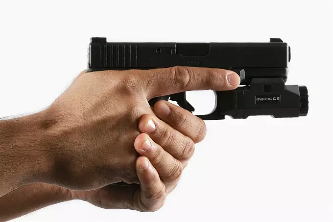 Como suxeitar e disparar correctamente unha pistola 5098_1