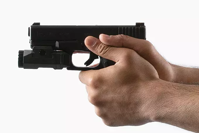 Como suxeitar e disparar correctamente unha pistola 5098_2