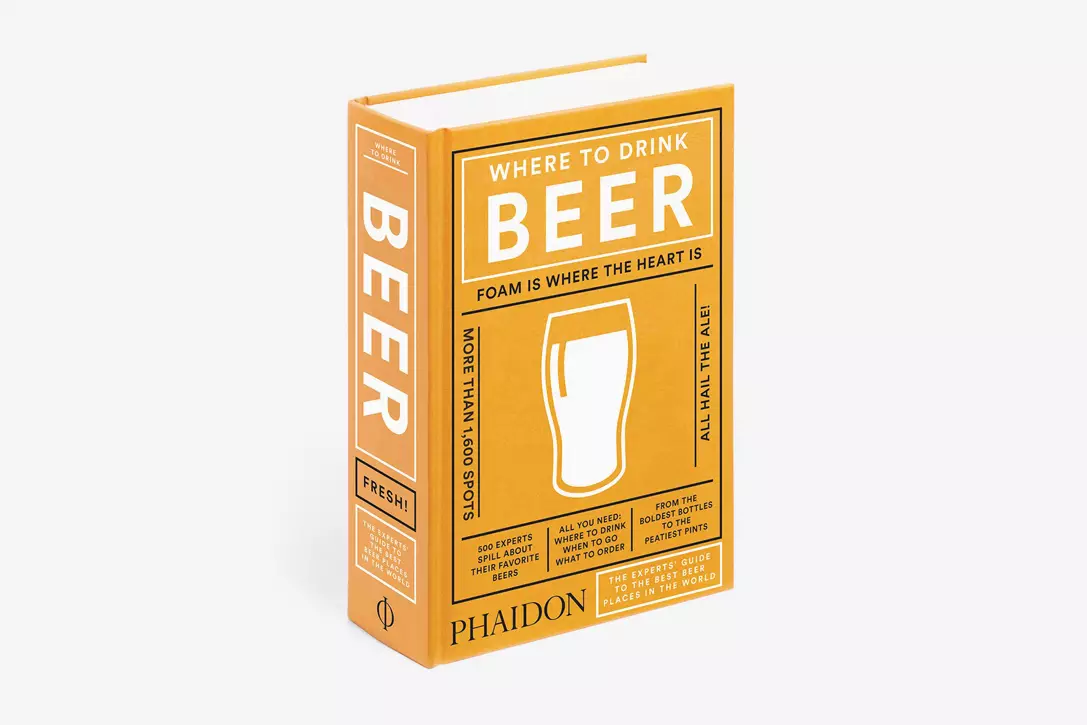 Libro sul tavolino da caffè dove bere birra 5271_1