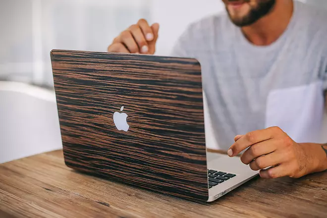 Glitty 4 木製 MacBook 保護套
