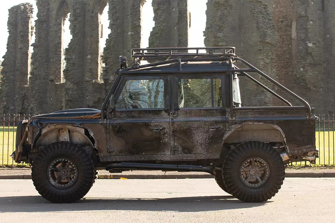 აუქციონის ბლოკი: 2015 წლის Land Rover Defender SVX 'Spectre' 6092_1