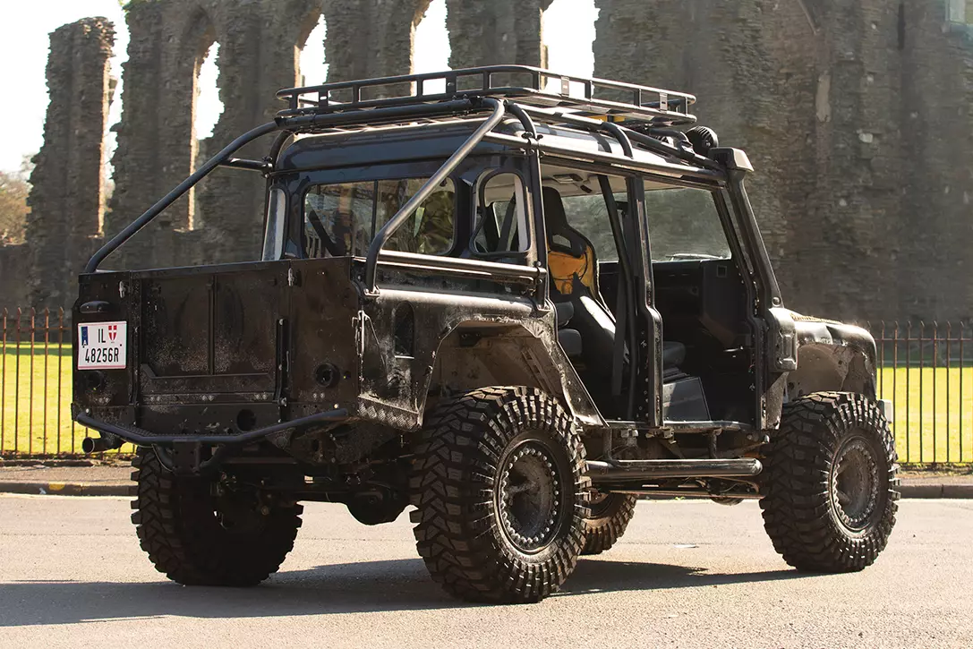 Blok Lelang: Land Rover Defender SVX 2015 'Spectre' 6092_2