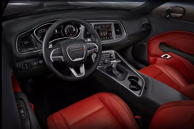 2015 Dodge Challenger SXT Plus (прикажано во рубин црвено/црно)