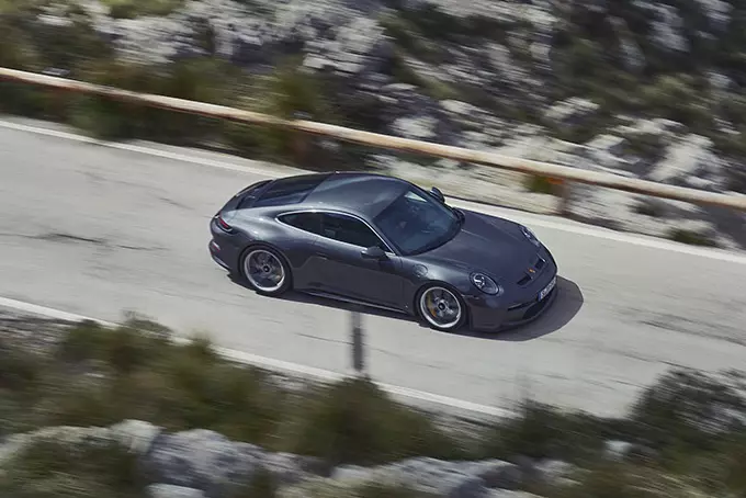 2022 Porsche 911 GT3 พร้อมแพ็คเกจทัวร์ริ่ง 7080_3