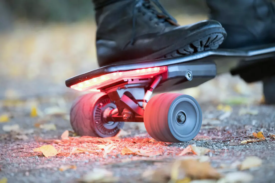 Abin sawa akunni na StarkBoard Smart Electric Skateboard 7354_6