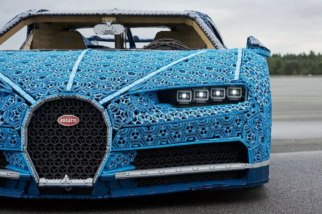 Natūralaus dydžio LEGO Technic Bugatti Chiron 7559_2