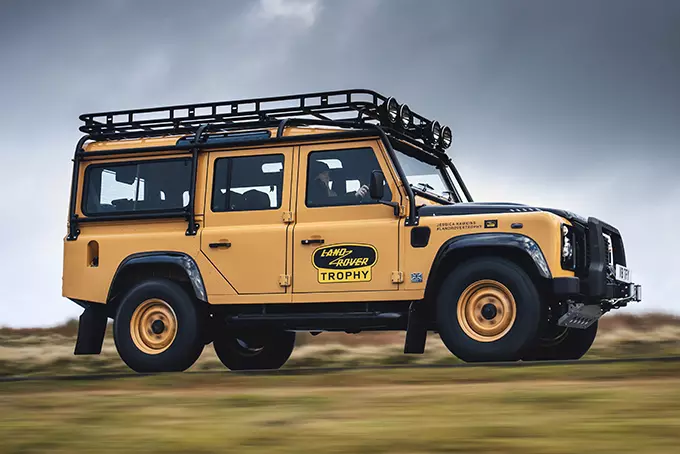 2021 Land Rover Classic Defender na-arụ ọrụ V8 Trophy 9224_2