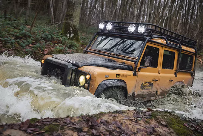 2021 Land Rover Classic Defender na-arụ ọrụ V8 Trophy 9224_5