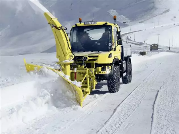 2014 Mercedes-Benz Unimog (3)