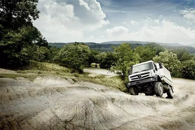 2014 Mercedes-Benz Unimog (2)