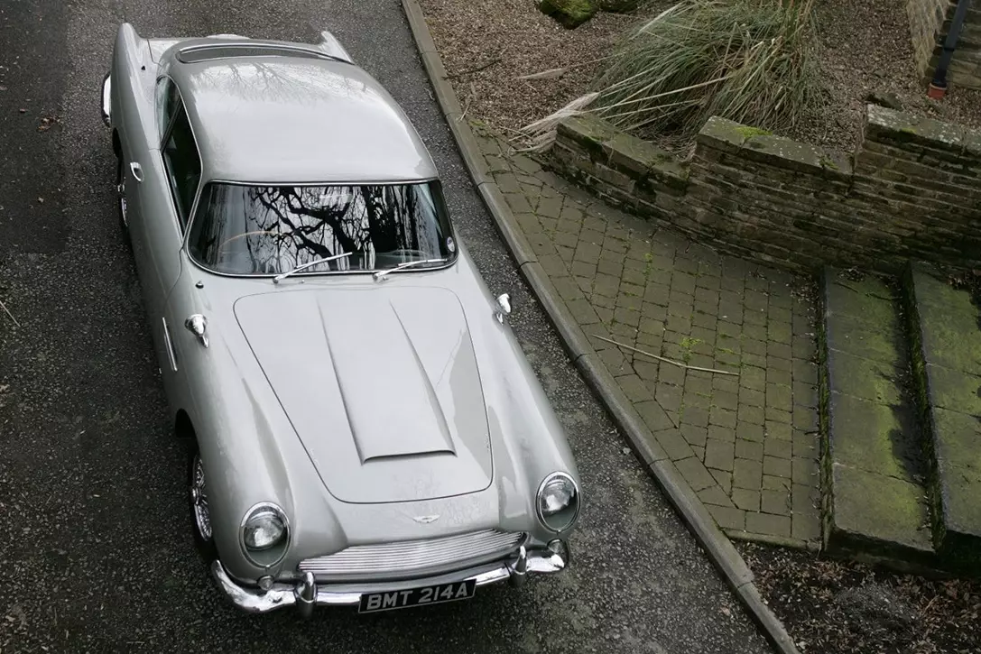 የጨረታ አግድ: ጄምስ ቦንድ 1965 Aston ማርቲን DB5 9518_2