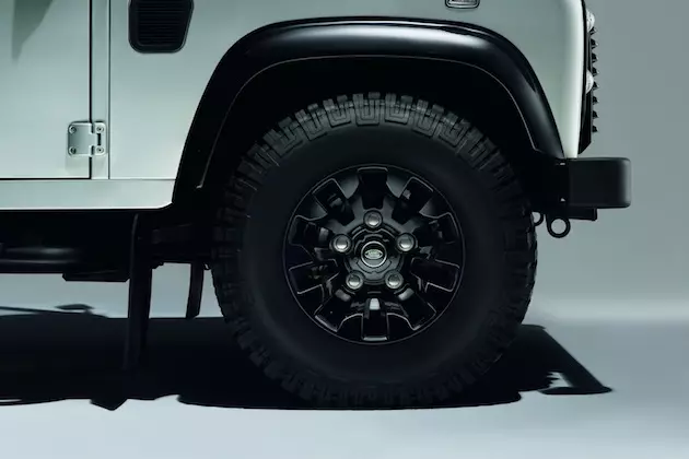 2015 წლის Land Rover Defender შავი და ვერცხლისფერი პაკეტი 3