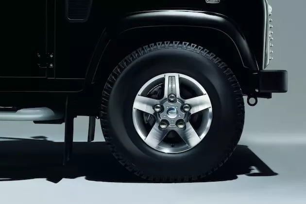 2015 წლის Land Rover Defender შავი და ვერცხლისფერი პაკეტი 7