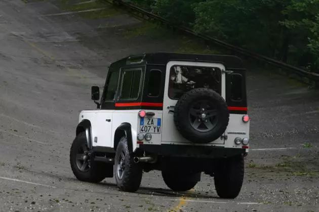 Land Rover Defender los ntawm Aznom (4)