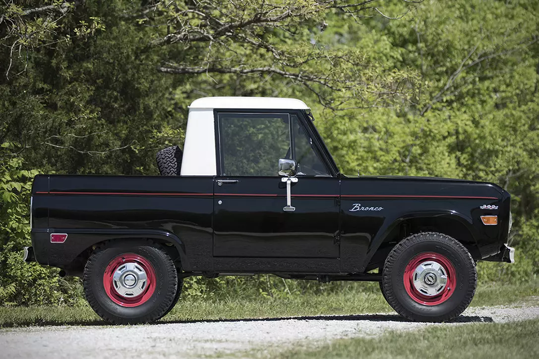 Mgbochi mkpọ: 1969 Ford Bronco Half Cab 9818_1