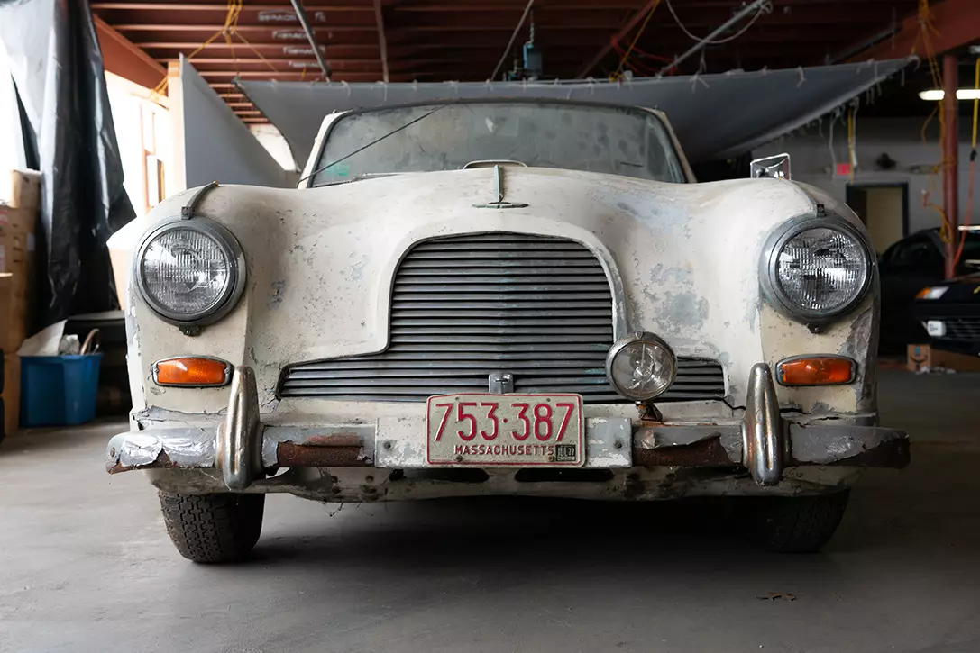 ბეღლის მონაპოვარი: 1954 წლის Aston Martin DB2/4 Mark II კუპე 9923_1